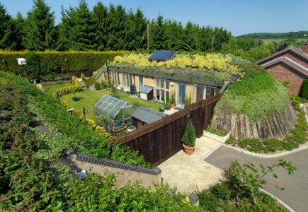 What Are Earth Homes? Buildings for a Sustainable Future | Redfin