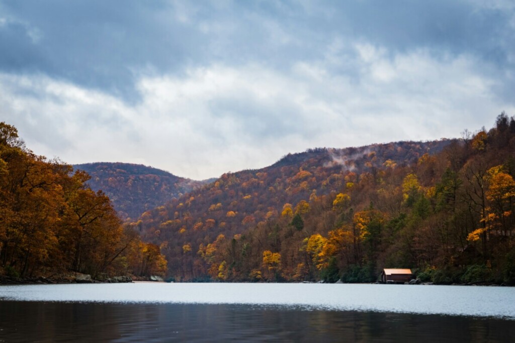 8 Best Lakes in West Virginia to Live on in 2024 | Redfin